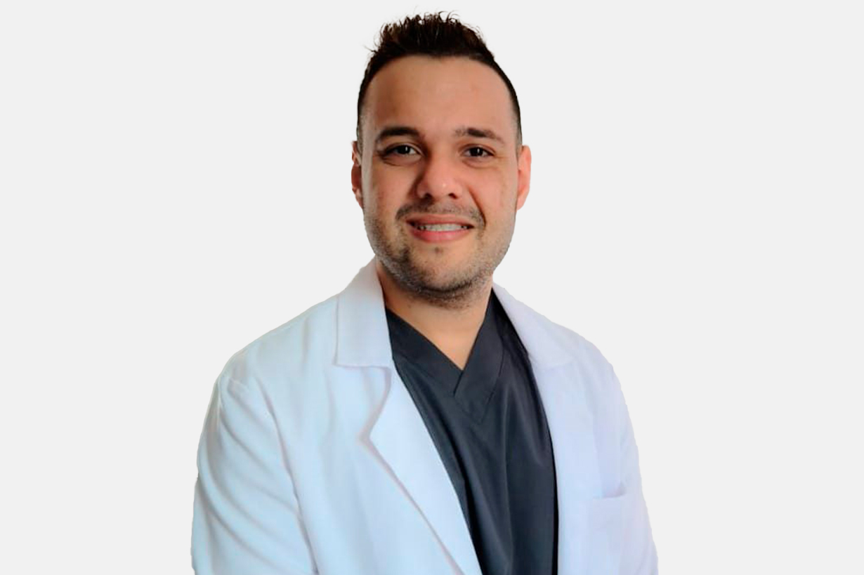 Dr. Adrián Ávila - Hospital Minimed en Panamá